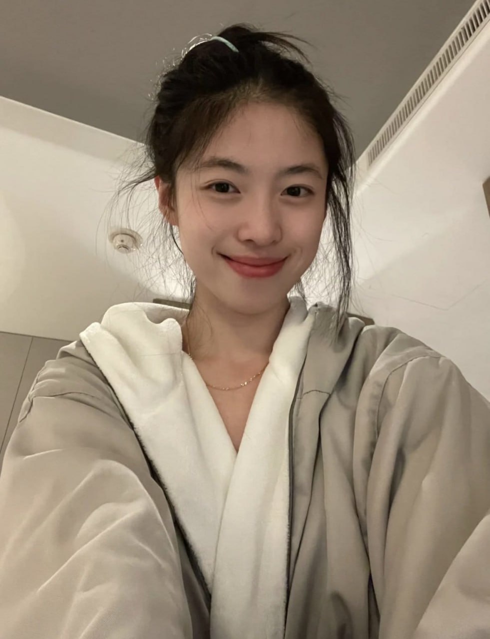 彰化約妹推薦 奈奈 162.C .21 .44kg 浴袍開中路彈出「渾圓奶球」 – 小果外送茶｜先誠實 再成交